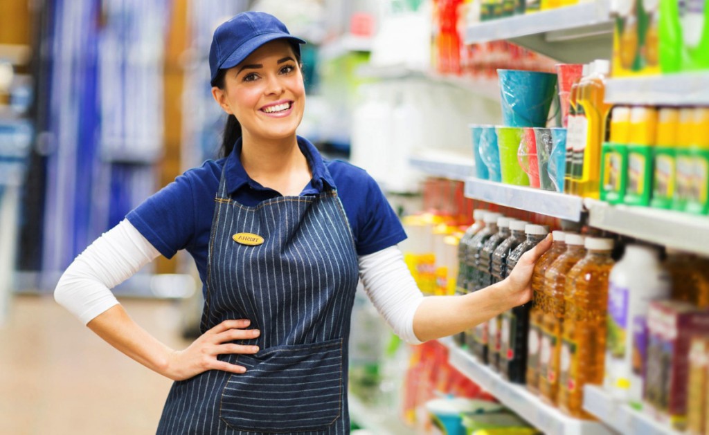 supermarket saleswoman standing in store - Valomnia